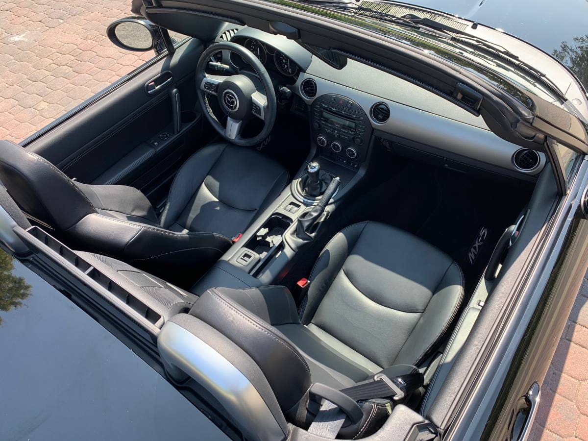 Low-mile NC Mazda MX-5 Miata with PRHT - Klipnik